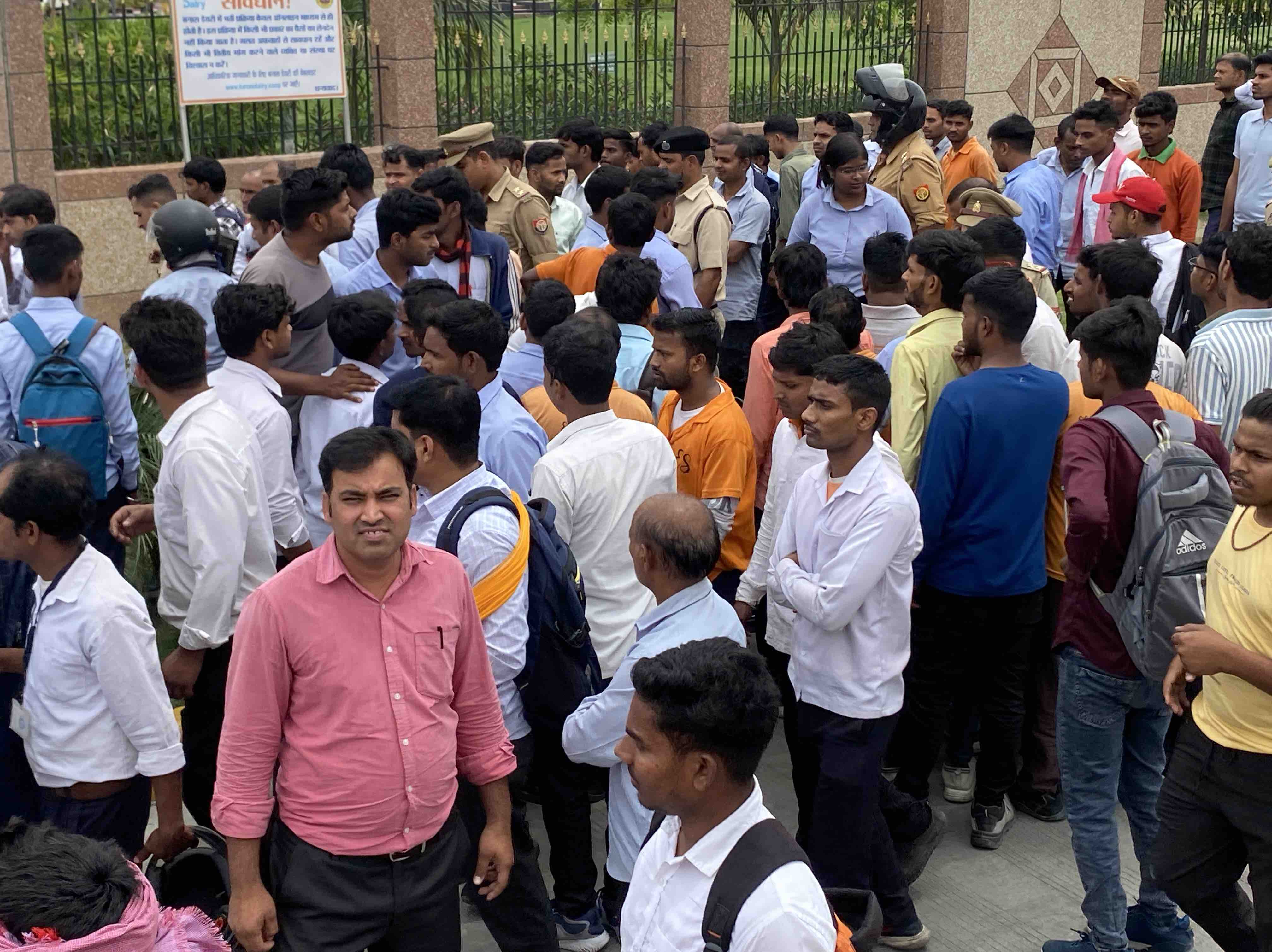 Phoolpur Amul Plant Workers Chakka Jam Protest | ADCP Takes Charge