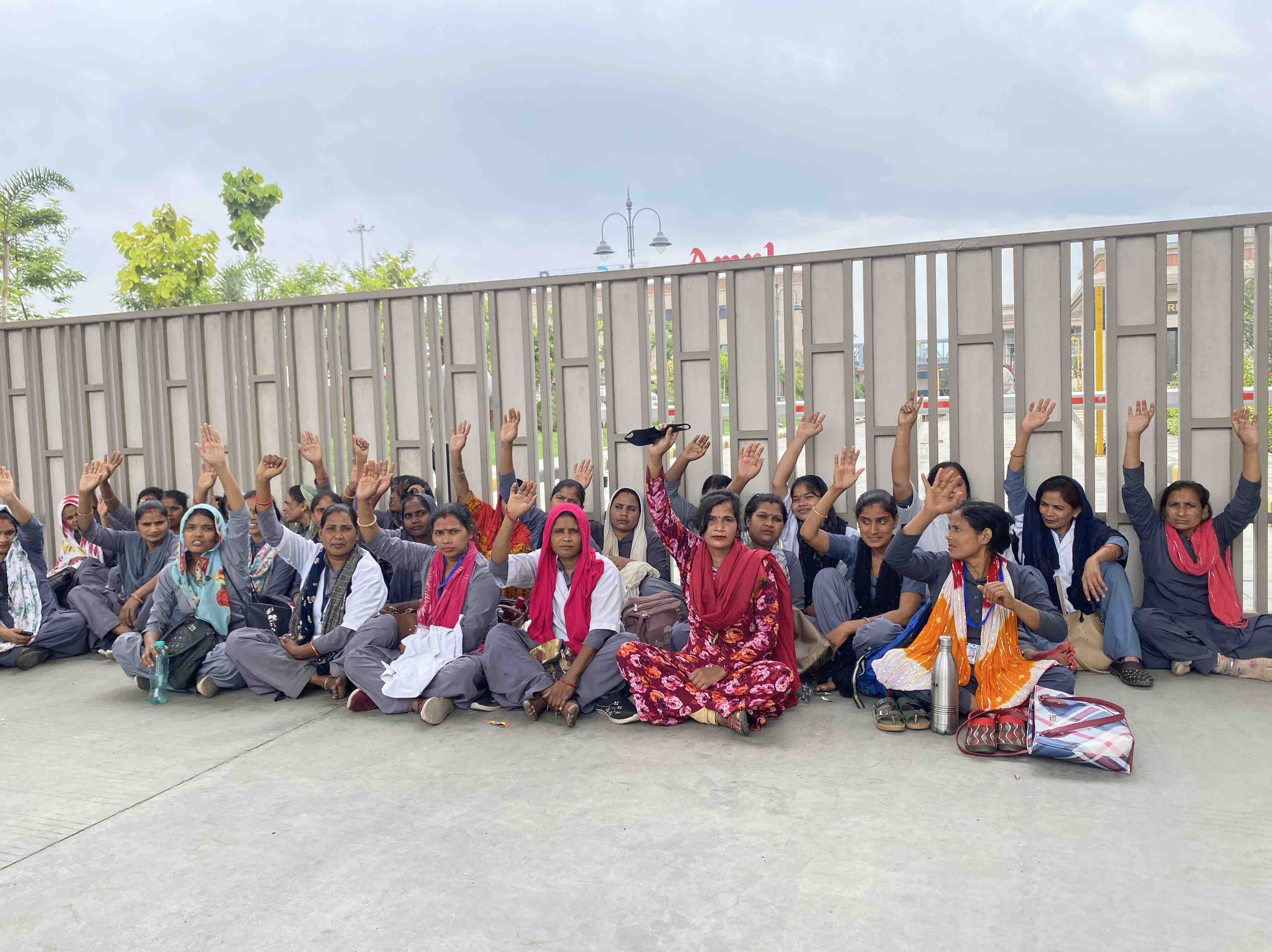 Phoolpur Amul Plant Workers Chakka Jam Protest | ADCP Takes Charge