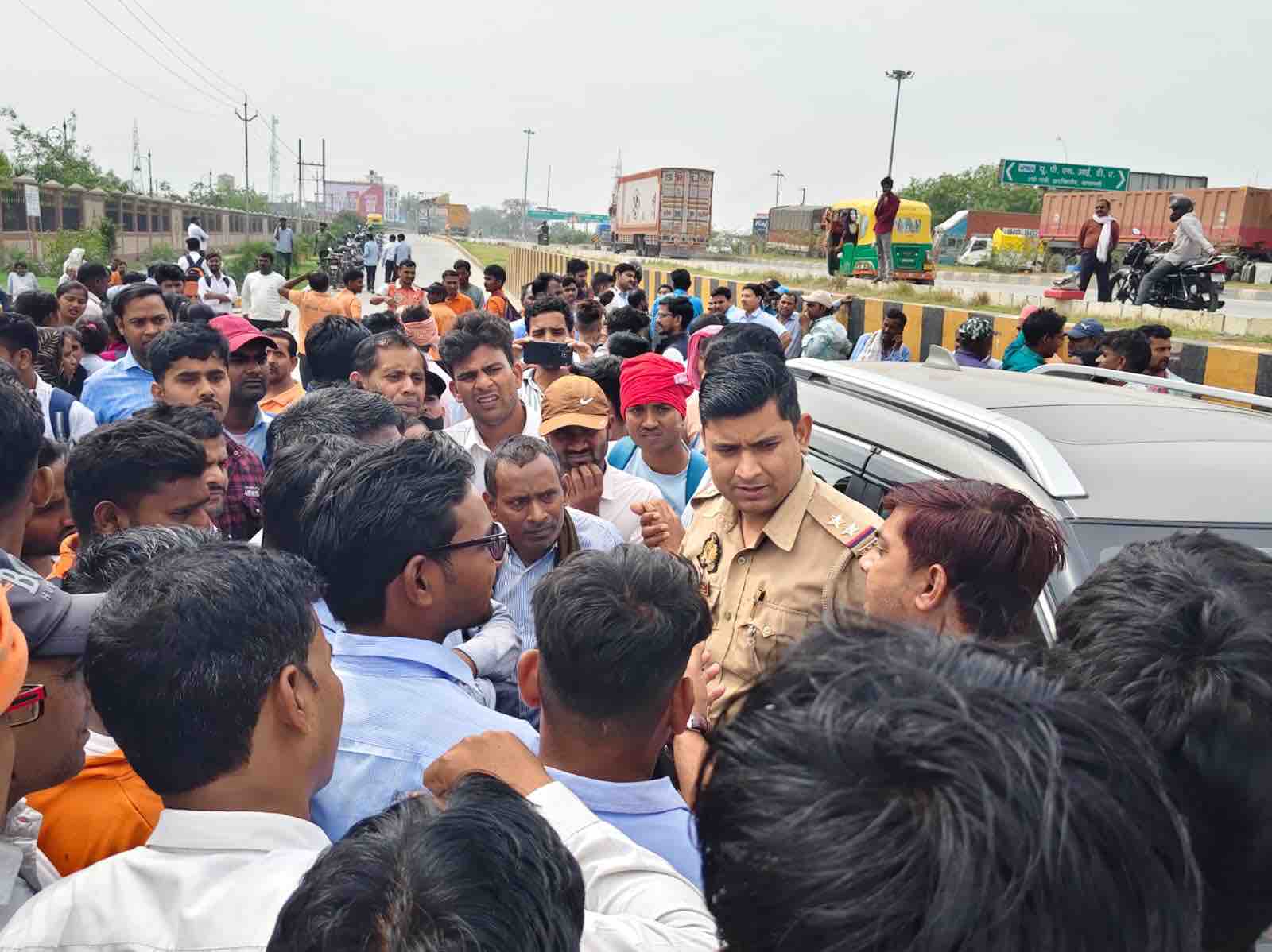 Phoolpur Amul Plant Workers Chakka Jam Protest | ADCP Takes Charge