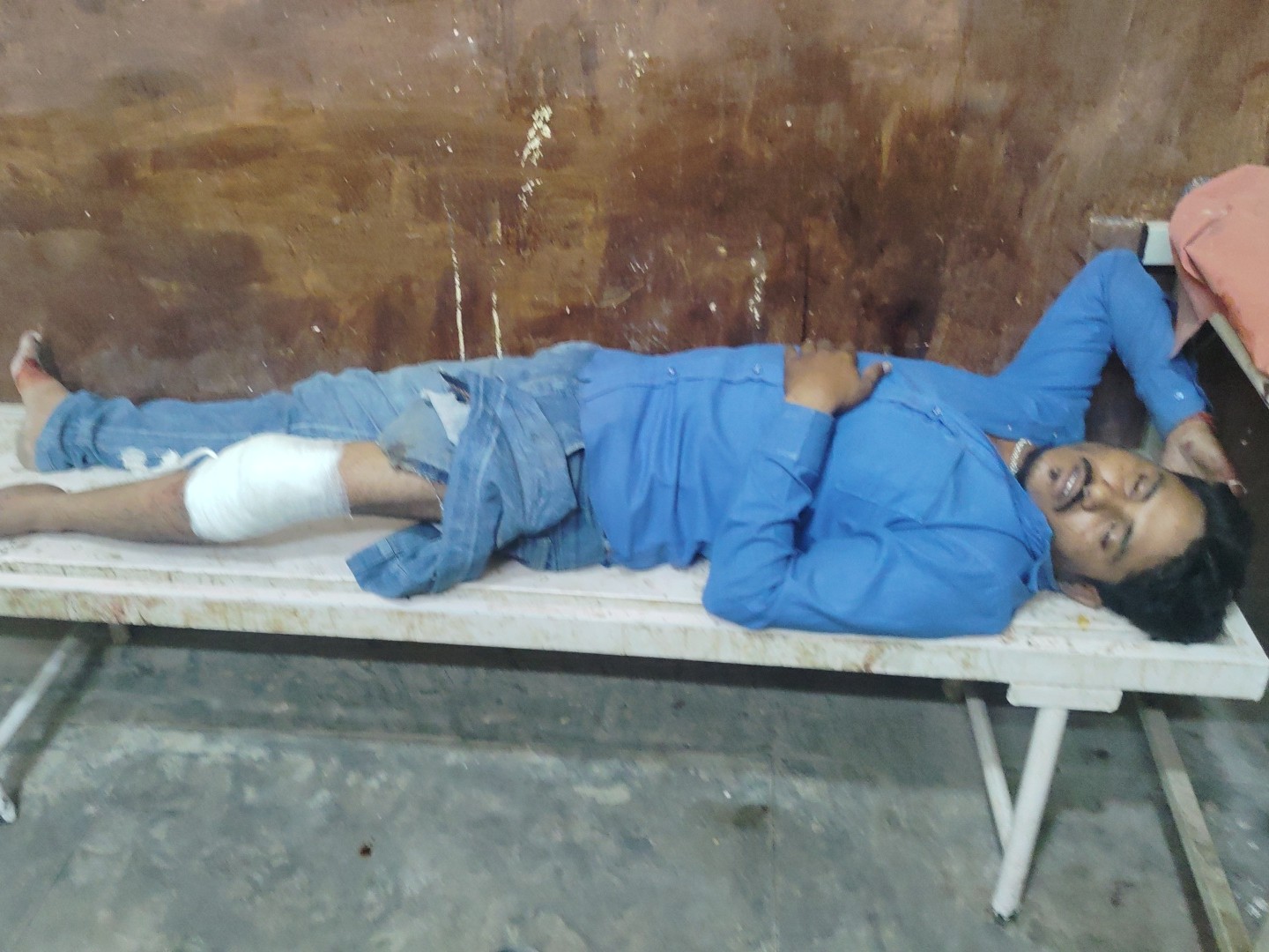 Banda Accident: E-Rickshaw Overturns Near Goura Baba, Driver Seriously ...