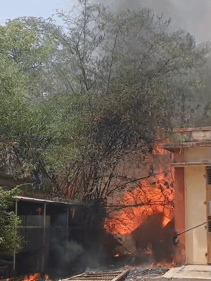 BHU IMS Godown Fire: Students Evacuated | Varanasi Incident