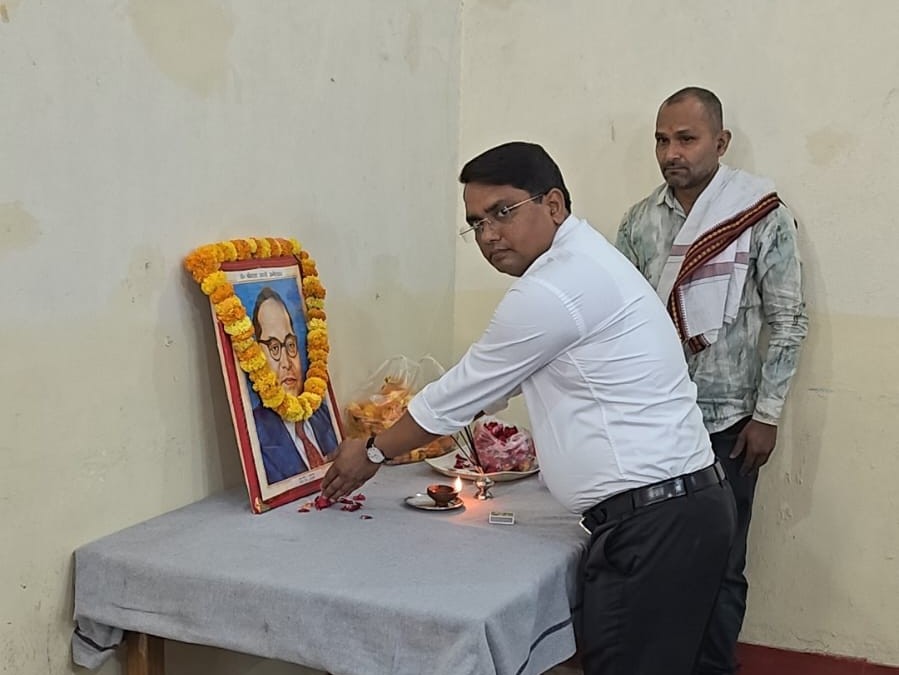 Sikanderpur SDM Sunil Kumar Pays Tribute to Ambedkar; Seminar Held