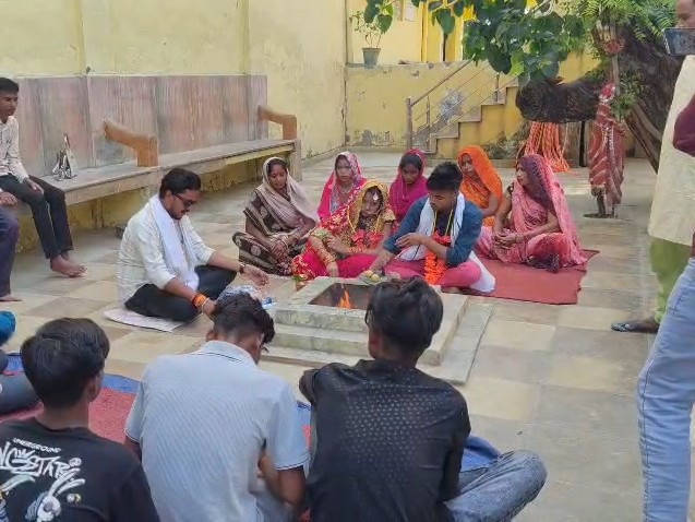 Sitapur Interfaith Wedding: Muslim Girl, Hindu Boy Tie Knot at Temple ...