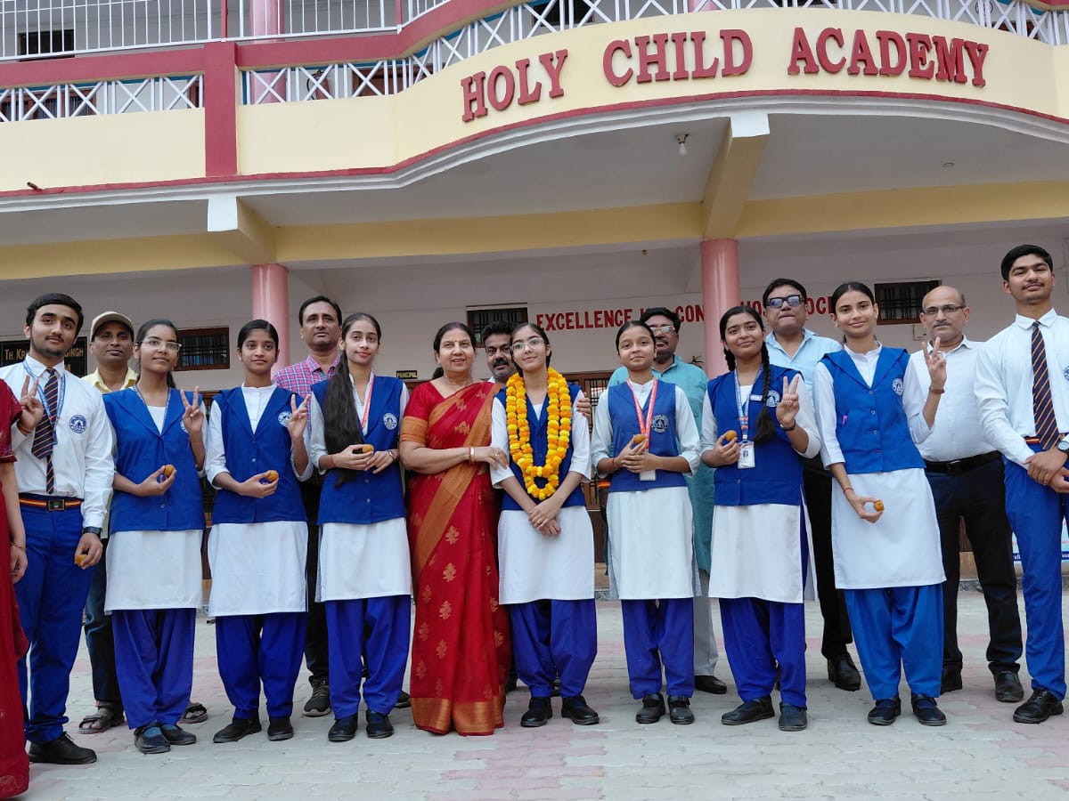 Jaunpur CBSE 10th Topper Pari Gupta Scores 98.2% | Parents, Teachers ...