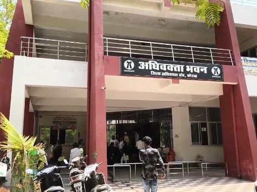Korba POCSO Accused Jumps Court Building | Police Reach