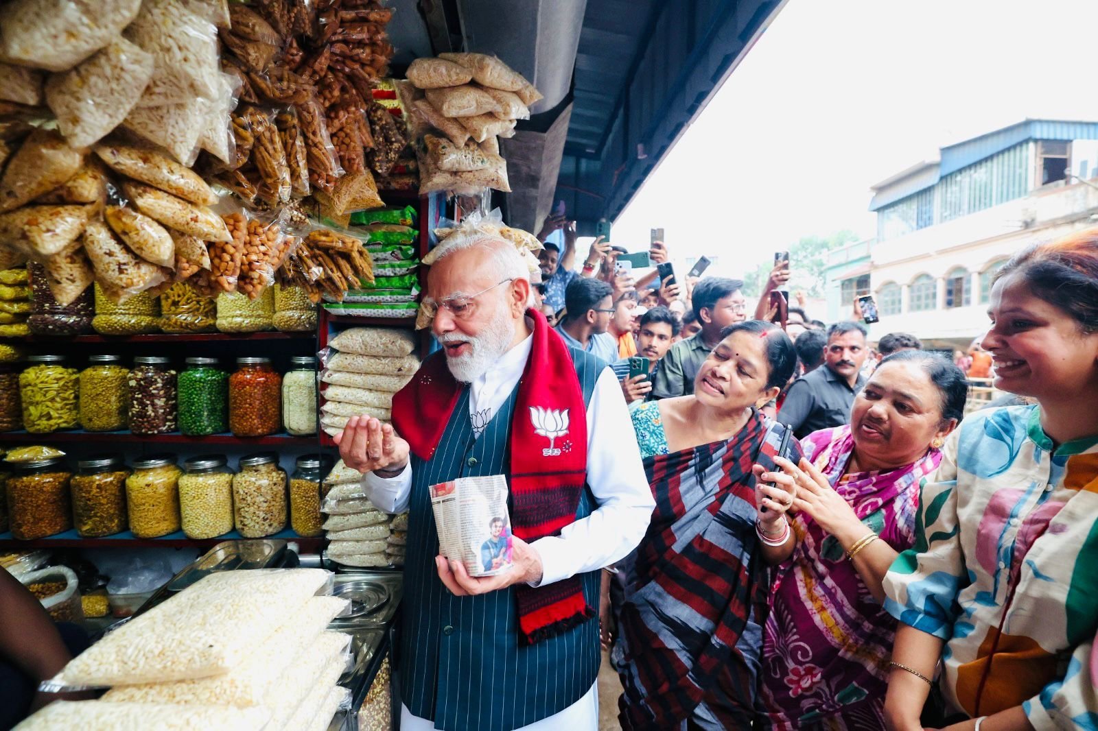 PM Modi West Bengal Jhalmuri Onion Dialogue | Modi Eats Onions