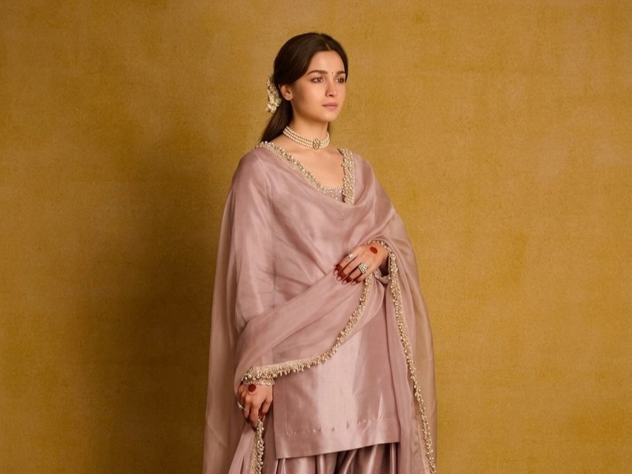 AI Edits Alia Bhatt Photos for Pakistan Brand Clothing Sales | Alia Bhatt