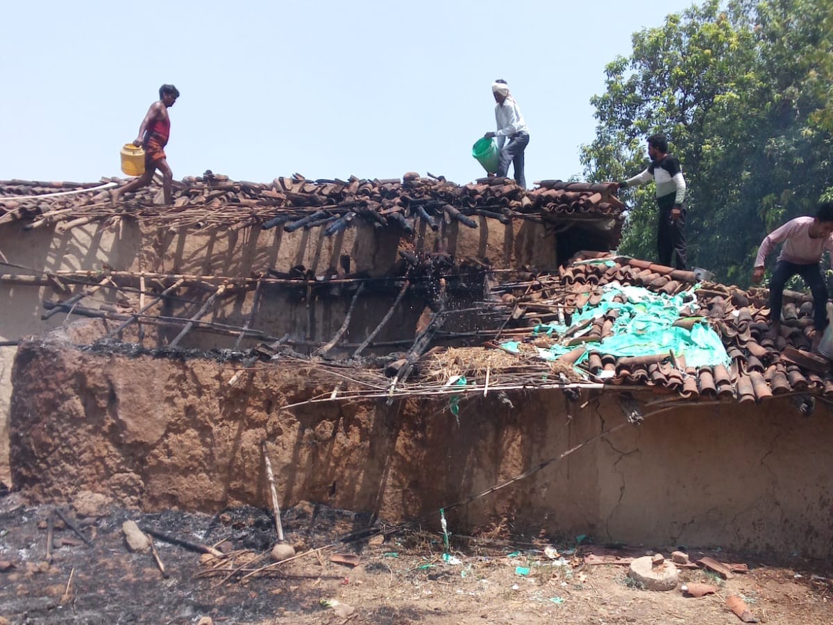 Mahua Variya Station Fire | Poor Family House Gutted, Huge Financial Loss