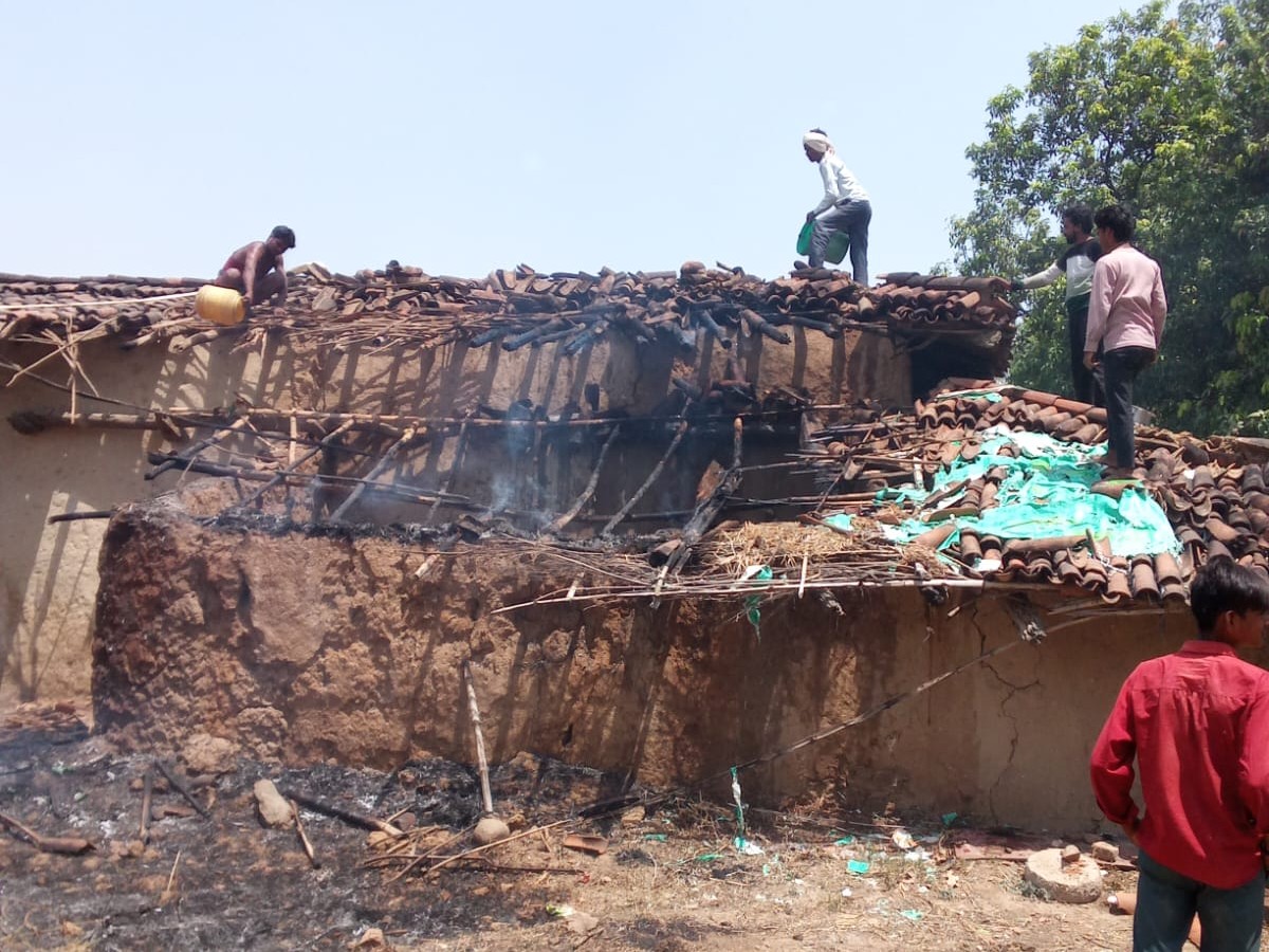 Mahua Variya Station Fire | Poor Family House Gutted, Huge Financial Loss