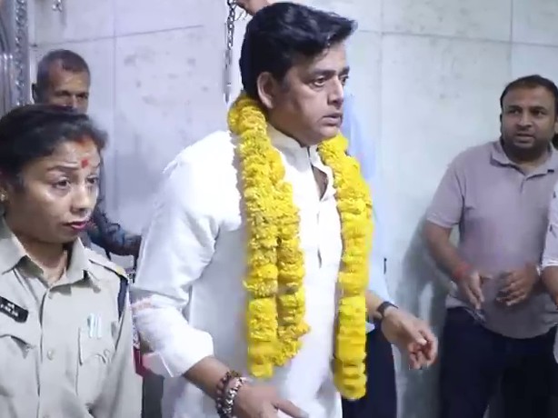 Ravi Kishan Mahakal Temple Visit After Bhasma Aarti | MP Darshan