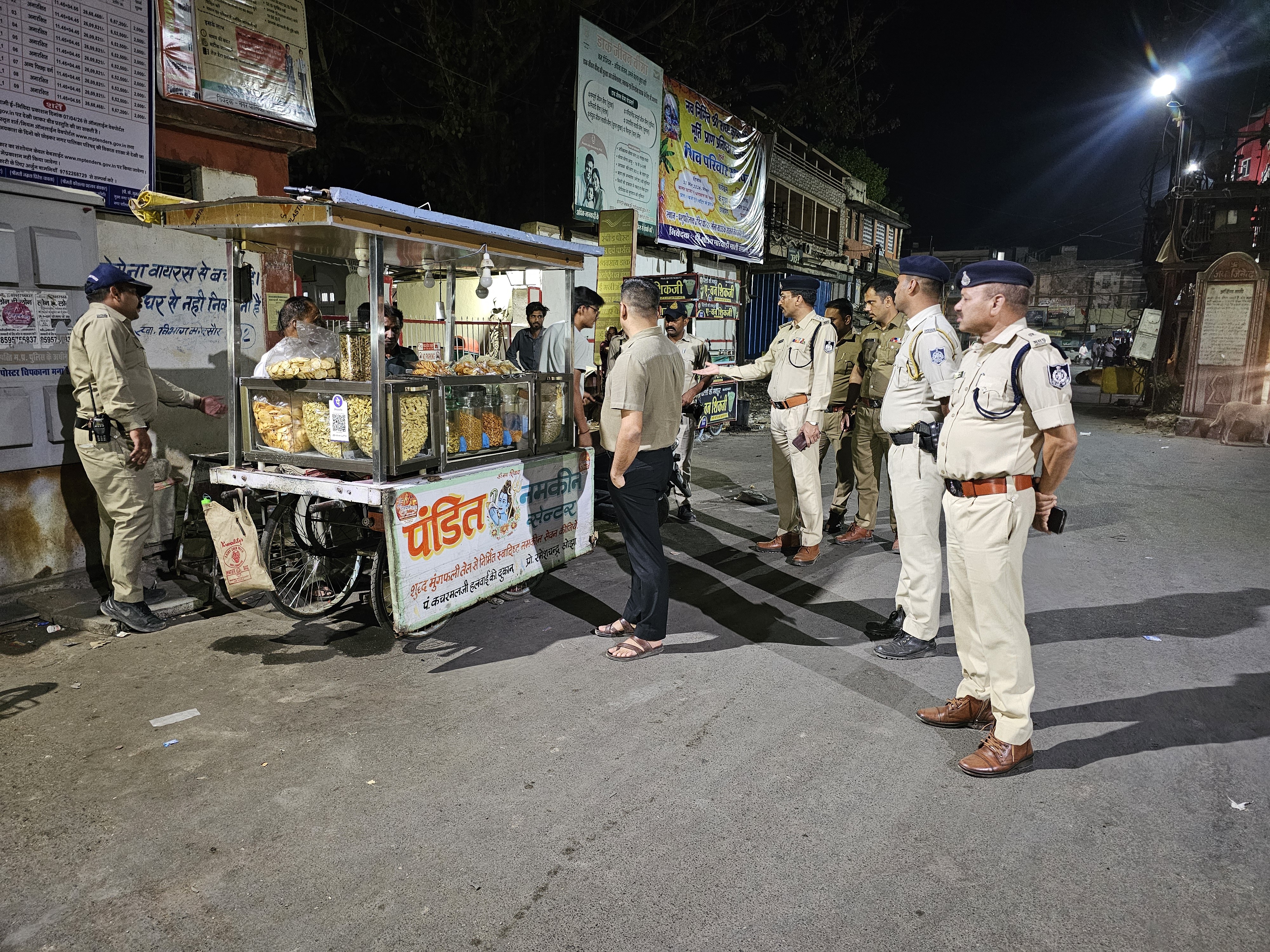 Mandsaur SP Inspects Model Road, Shops Closed Late Night