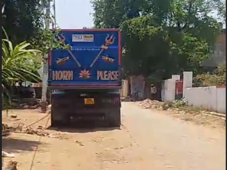 Prayagraj Shankar Garh Lalapur Illegal Mining Crackdown | Vehicles Seized