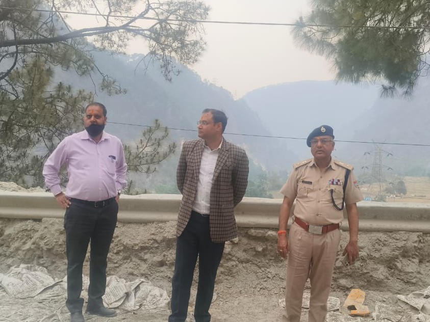 Chamoli DM-SP Help Accident Victims | Traffic Restored