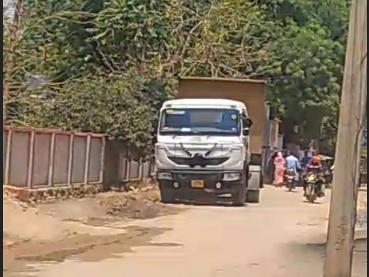 Prayagraj Shankar Garh Lalapur Illegal Mining Crackdown | Vehicles Seized