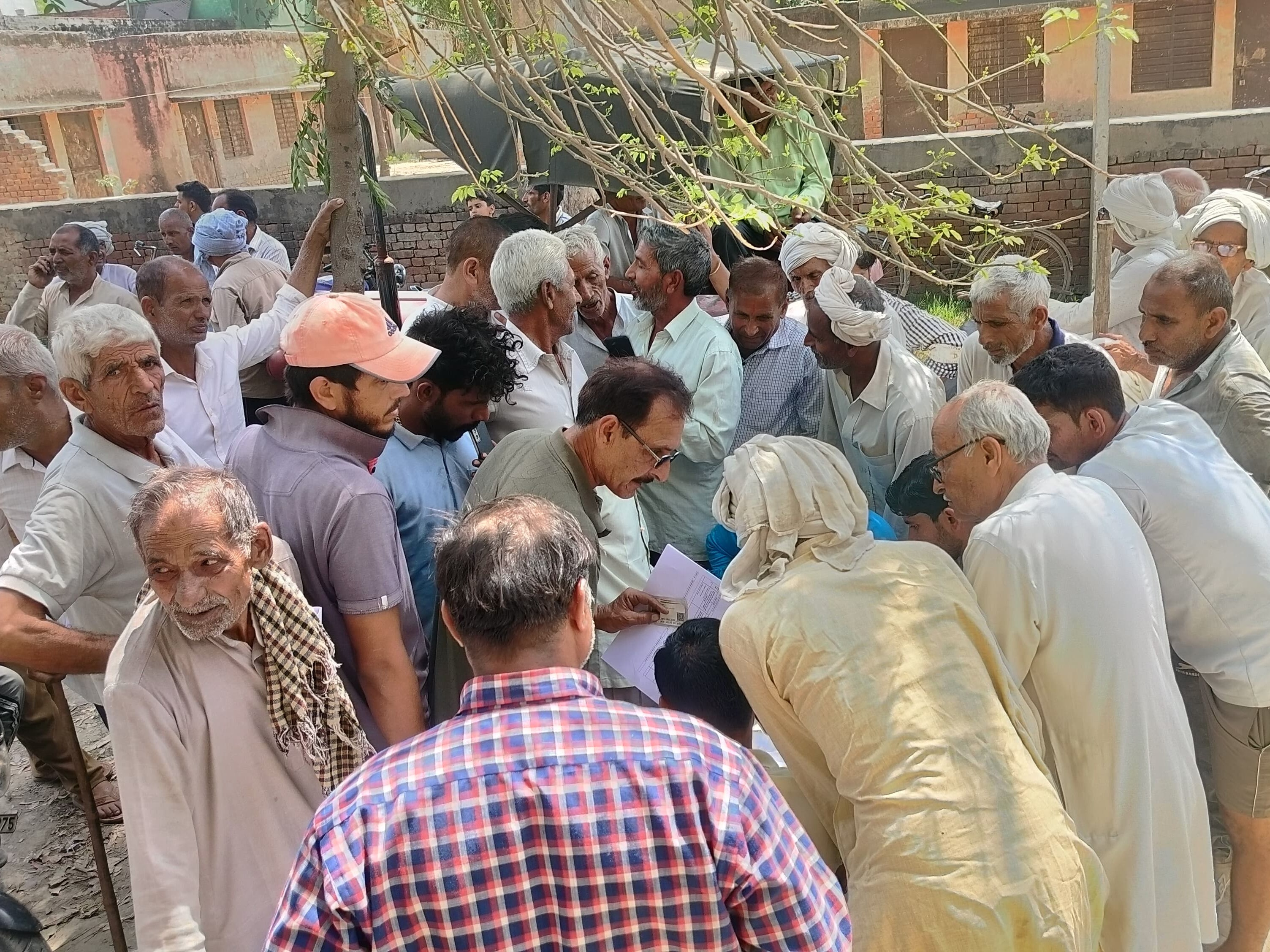 Sarurpur Karnawal Kisan Khad Sankat | Anger Over Empty Godowns