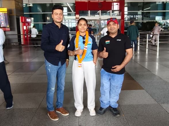 Bijwara Shooter Vanshika Chaudhary Grand Welcome Delhi Airport | Junior ...