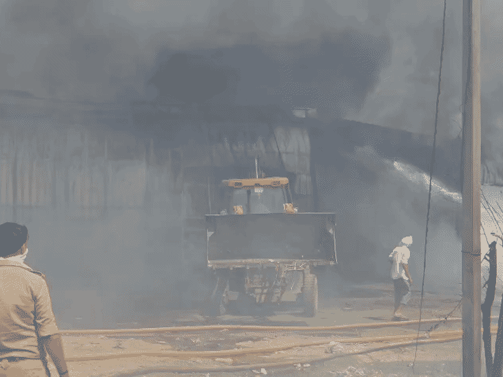 Pilkhuwa Fire: 70 Slums Gutted | ₹2 Crore Loss