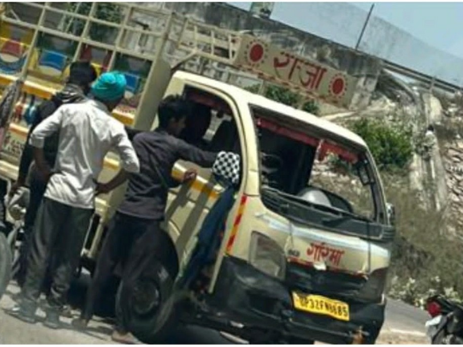Agra Expressway Service Road Accident | Kakori Car Chhota Haathi Near Miss