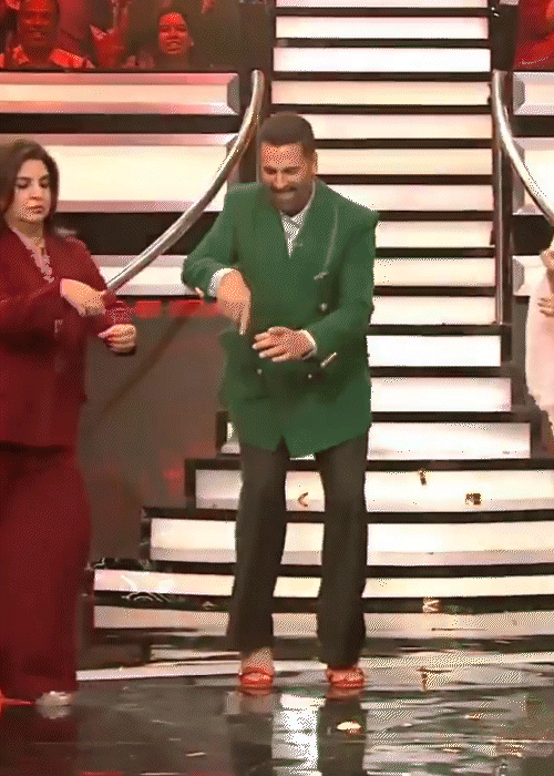 Akshay Kumar Heels Dance | Wheel of Fortune Finale; Red Fairy Song