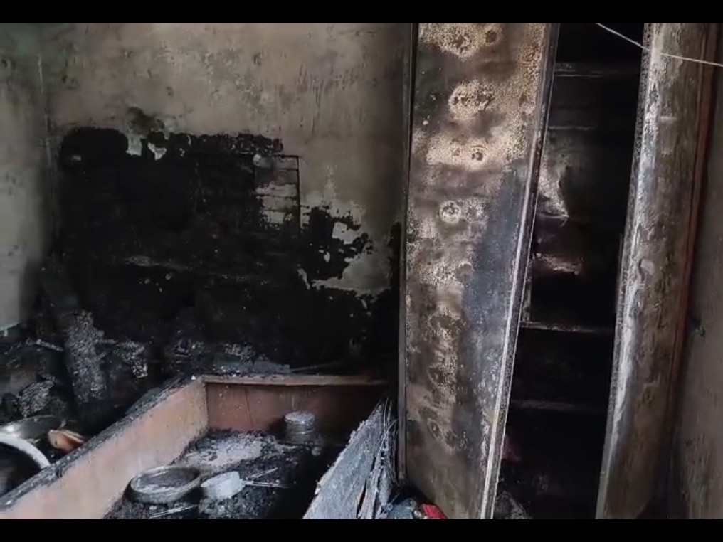 Banda Sabzi Mandi Fire | Short Circuit Causes Lakhs Loss
