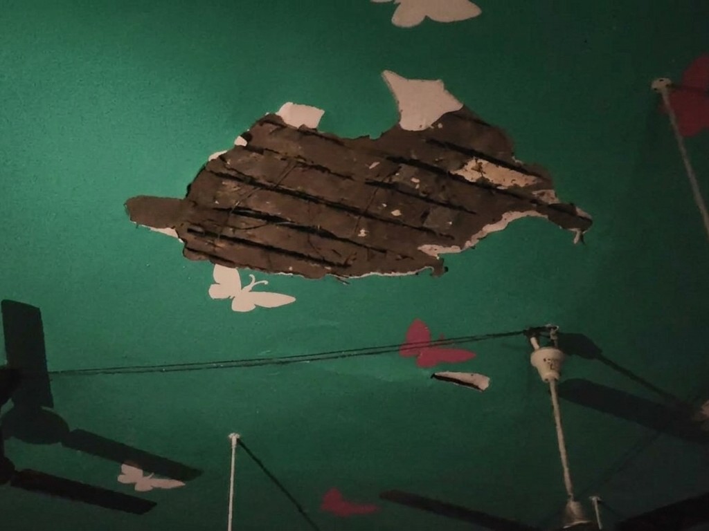Hapur CHC Ceiling Plaster Collapse | Big Accident Averted