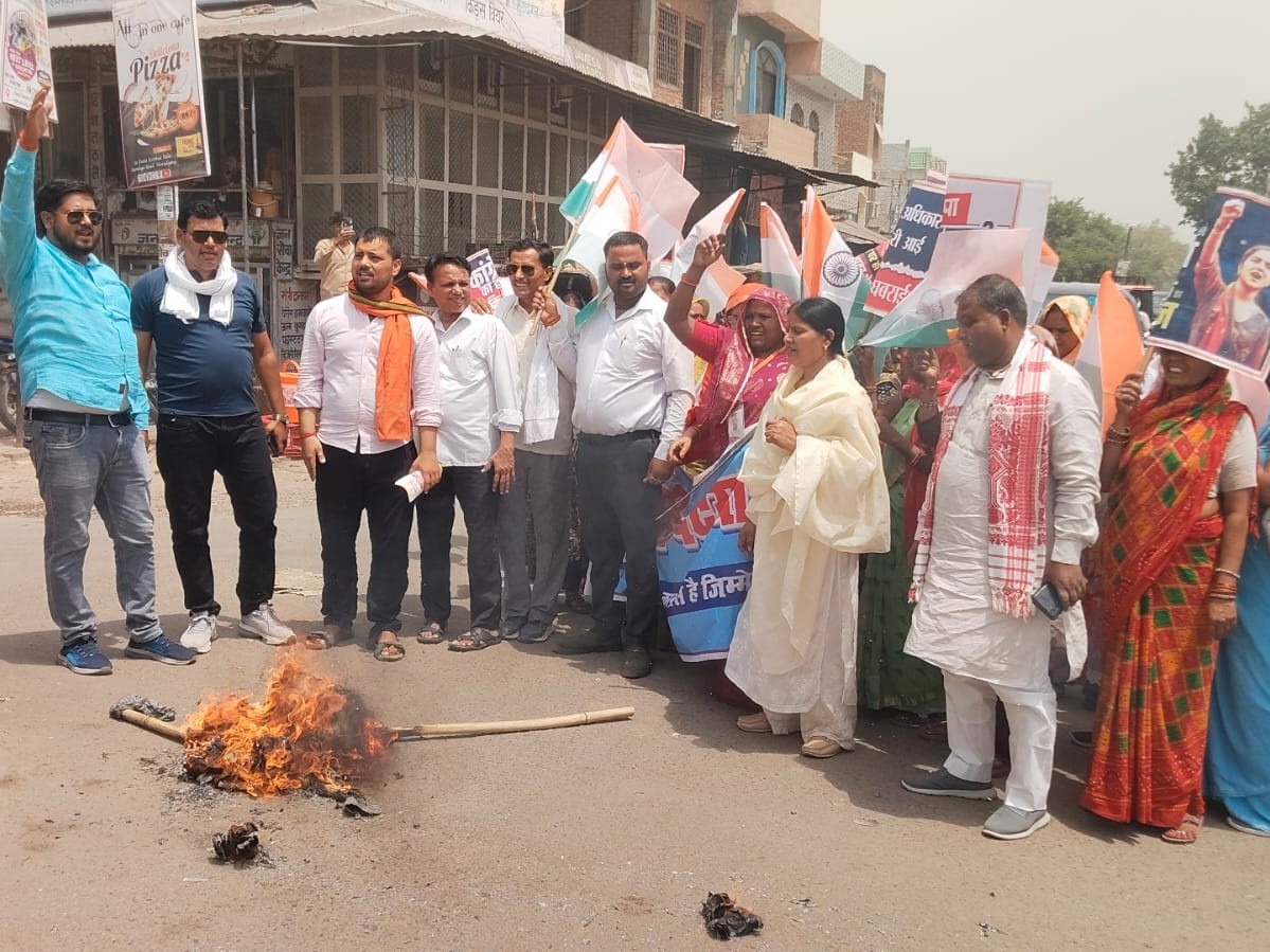 Muradganj Protest: Akhilesh Yadav Effigy Burning Over Nari Shakti ...