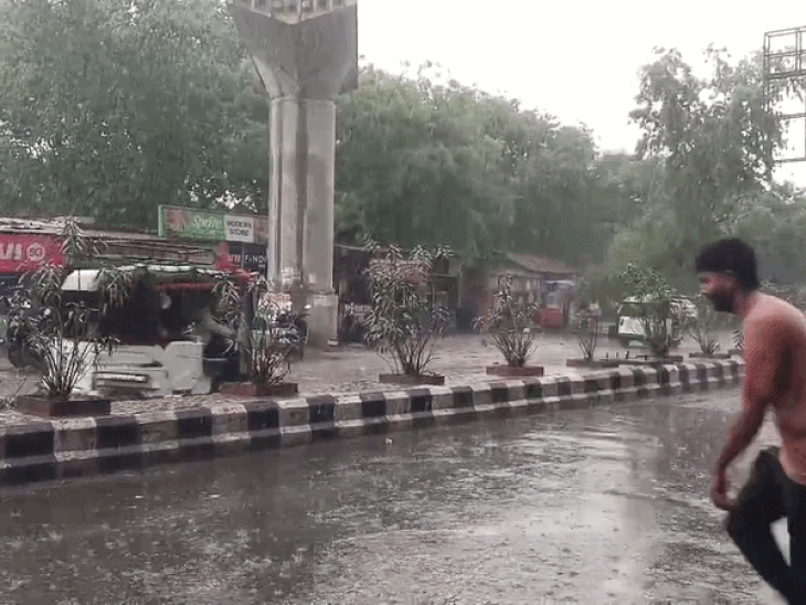 Agra Weather: 3°C-4°C Temp Drop, Rain Chance Today