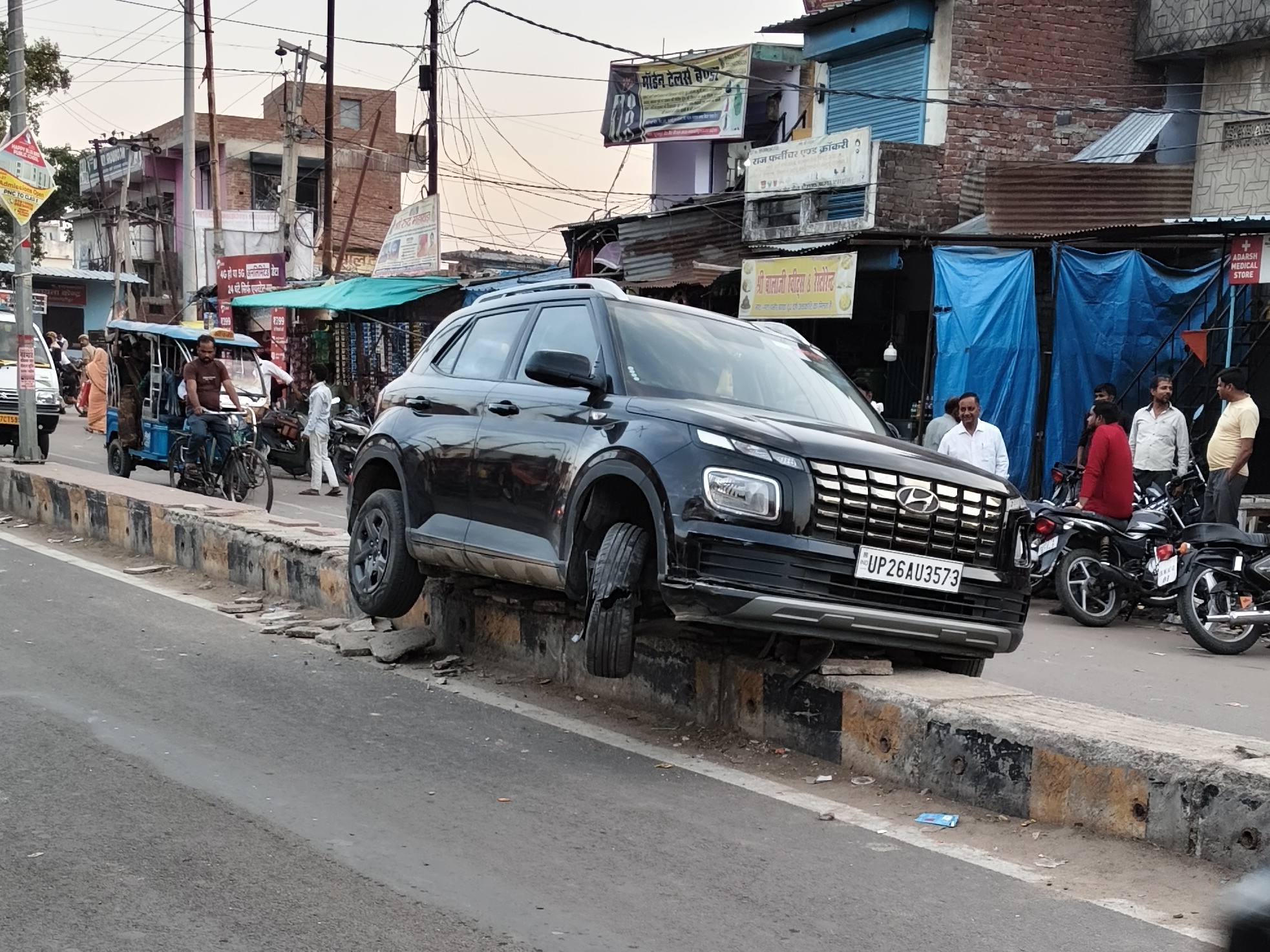 Shahjahanpur Accident: Car Hits Divider at Banda Chowk, No Injuries