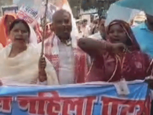 Muradganj Protest: Akhilesh Yadav Effigy Burning Over Nari Shakti ...