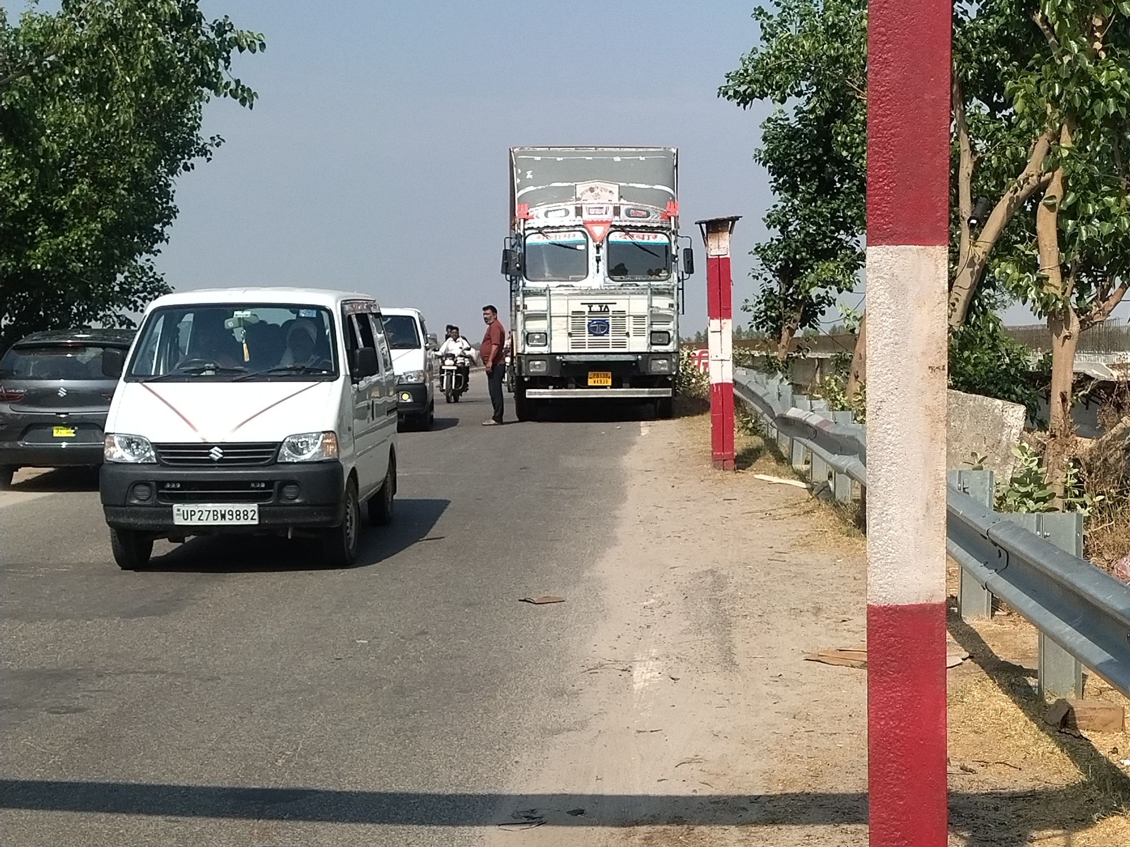 Mirzapur Bridge Angle Broken | Traffic Jam, Accident Fear