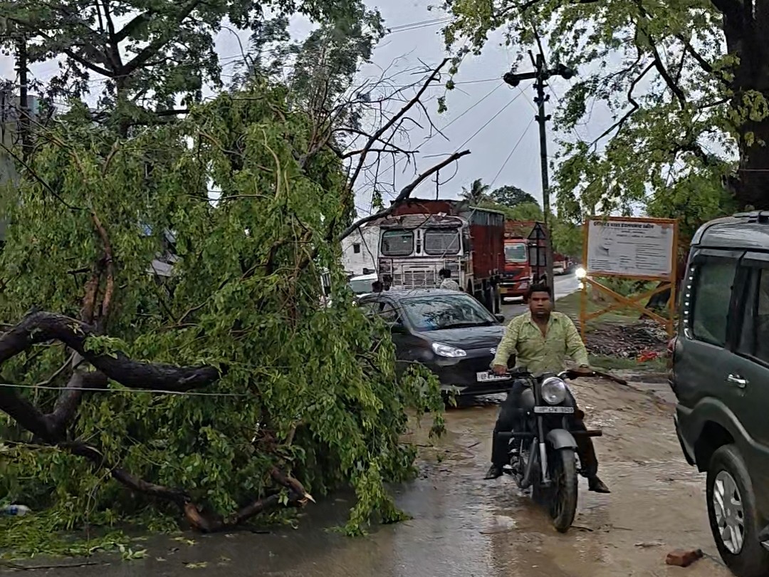Tulsi Pur Storm Disrupts Power, Water Supply | Rain Havoc