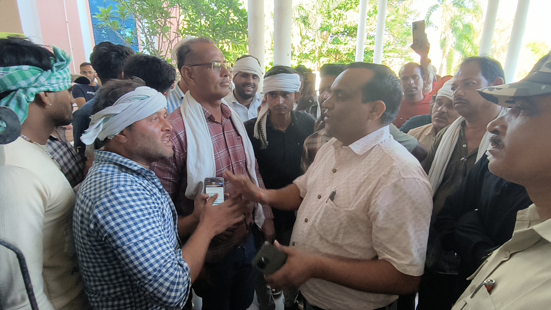Guna Farmers Protest | Kallu Tod Collectorate Gate; Server Down Complaint