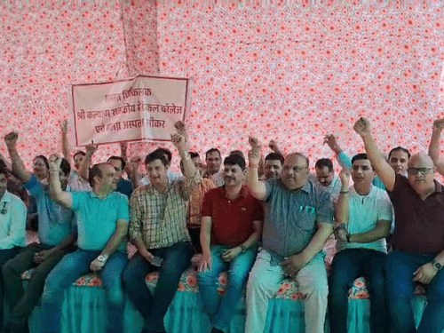 SK Hospital Dharna Sikar | Doctors Protest OPD; Resident Doctors Treat ...