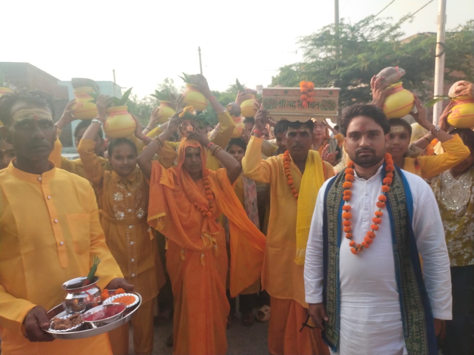 Mahilaen Kalash Yatra Baissoli Bhagwat Katha Shuru