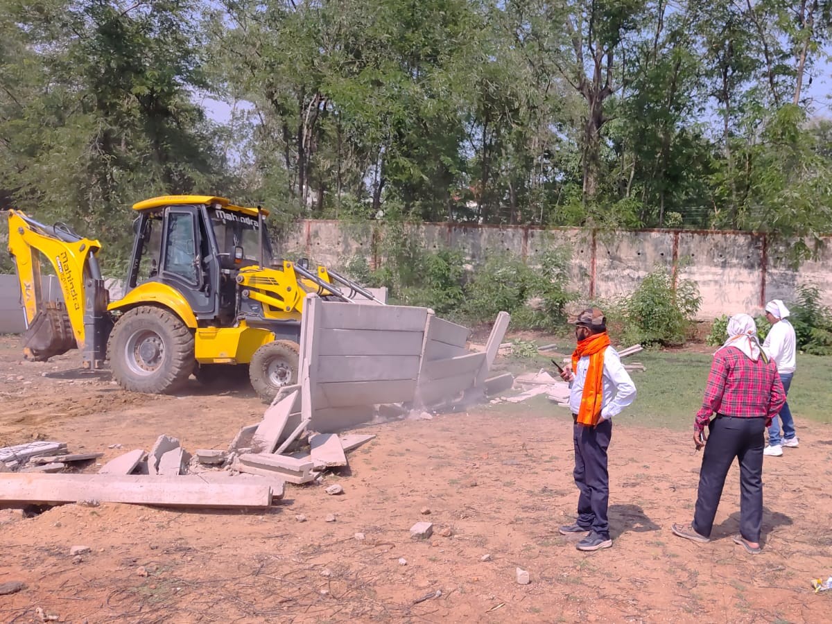 Bilaspur Nagar Nigam Demolishes Illegal Plotting Structures