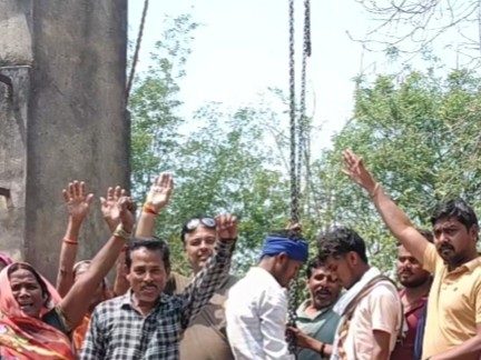 Varanasi Pindara Water Crisis | Villagers Protest Motor Burn