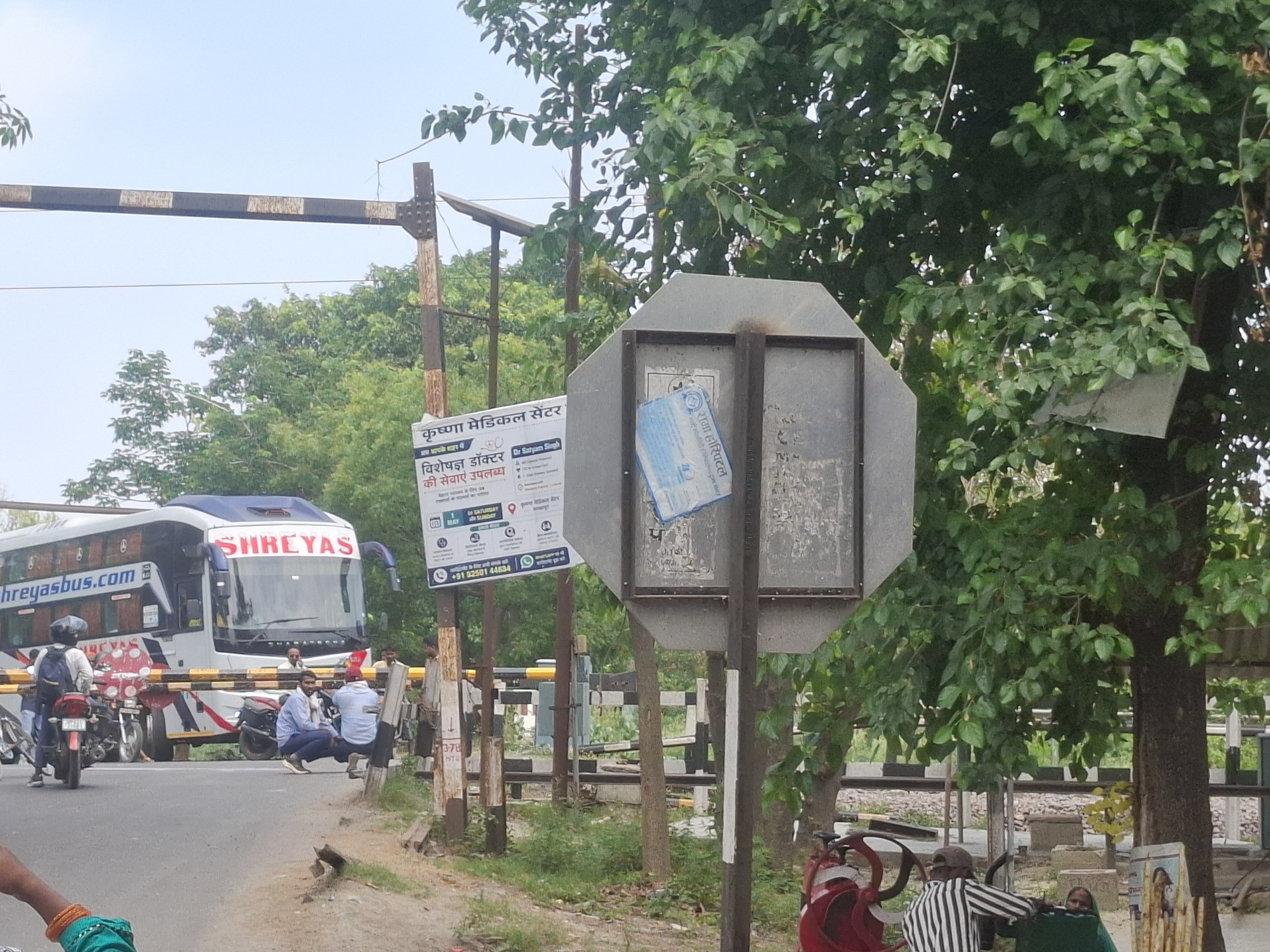 Gonda Railway Crossing Barrier Repair Halts Traffic | Kishundaspur