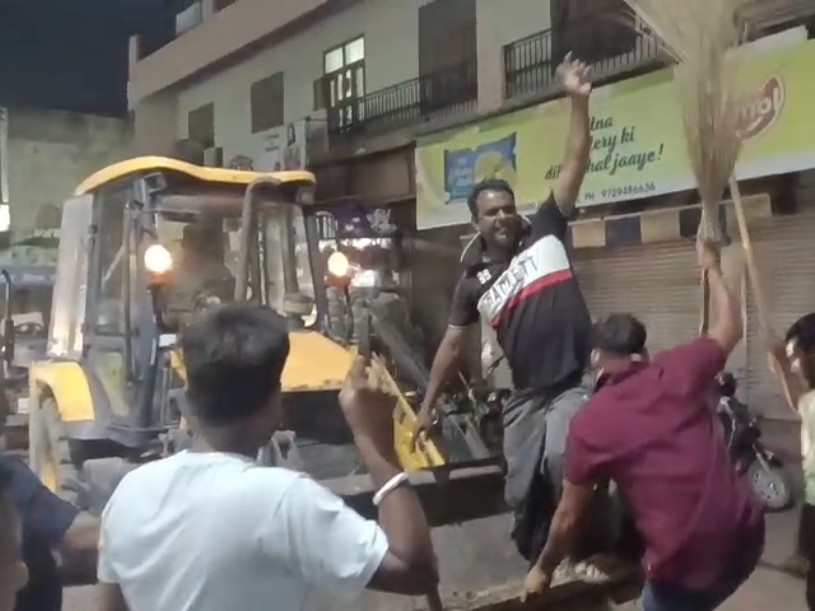 Sirsa Sanitation Workers Protest Against Garbage Collection, Surround ...