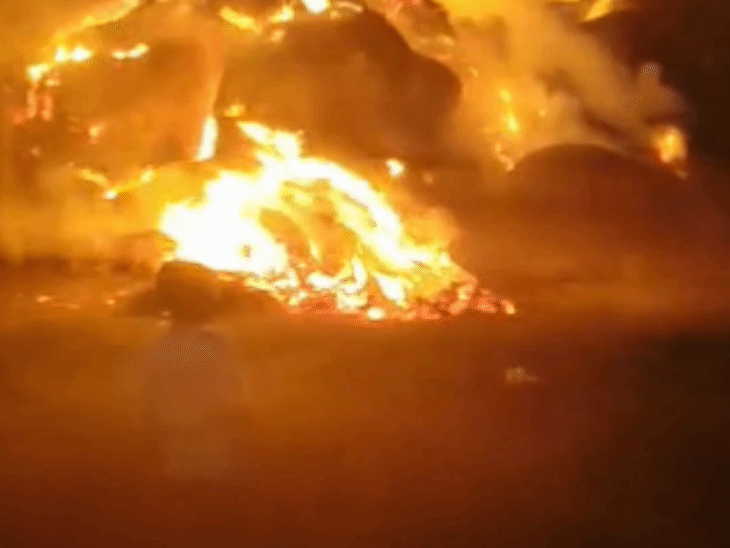 Aurangabad Pipala Village Straw Fire | Police & Villagers Fight Blaze