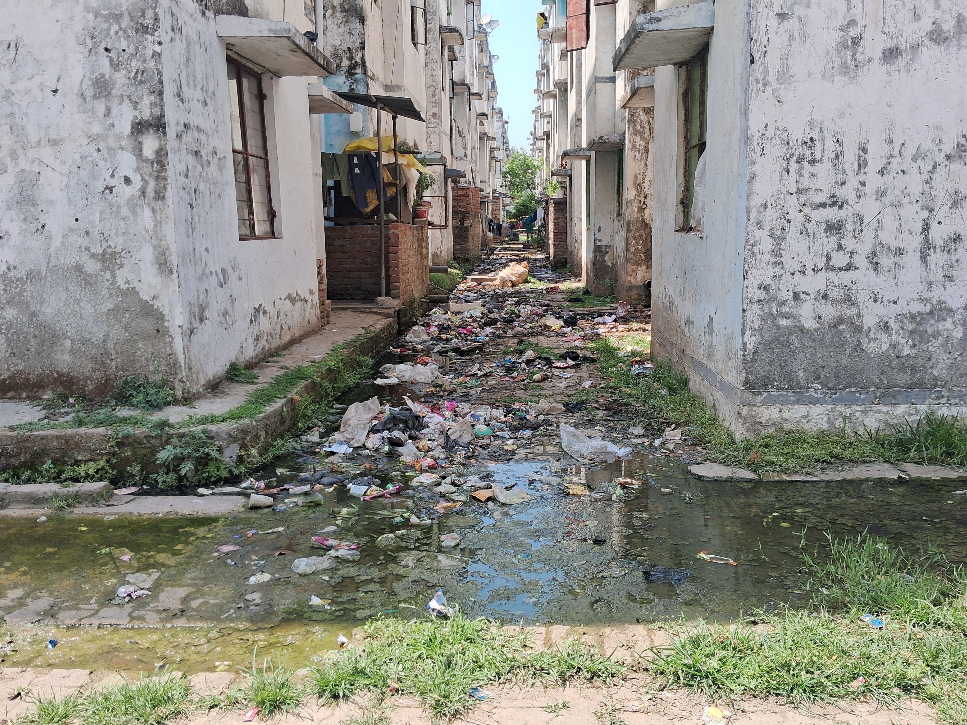 Gola Gokarnnath: Kashiram Colony Residents Face Stench from Garbage
