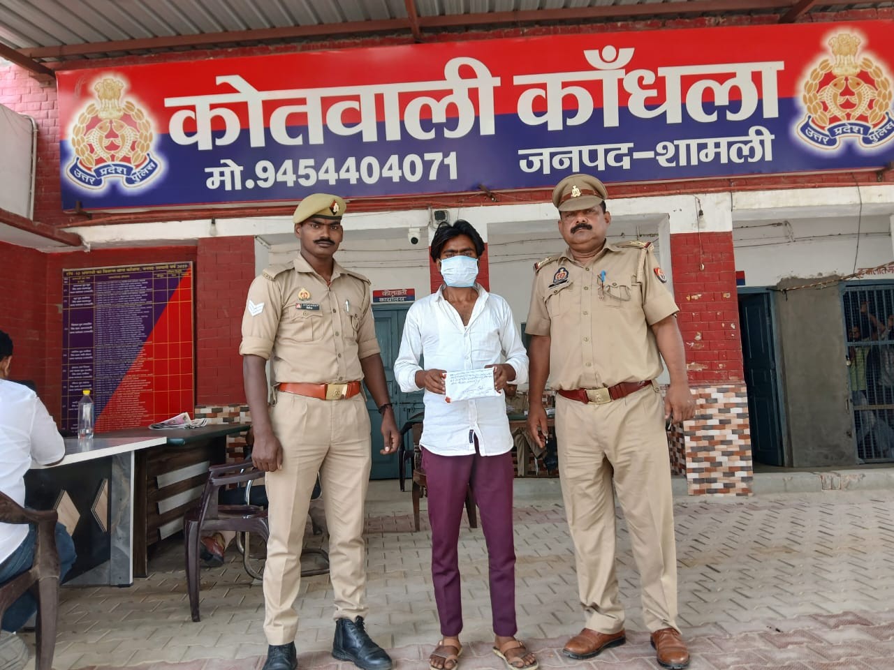 Kandhla Police Arrest Gambler | Cash, Bet Slips Recovered