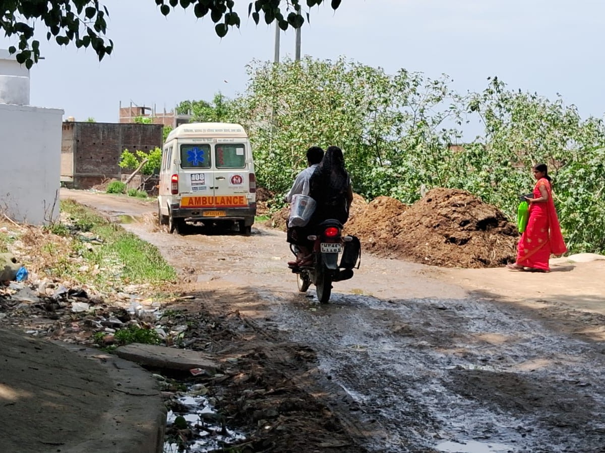 Mallhipur CHC Road Bad Condition | Shravasti Patients Struggle