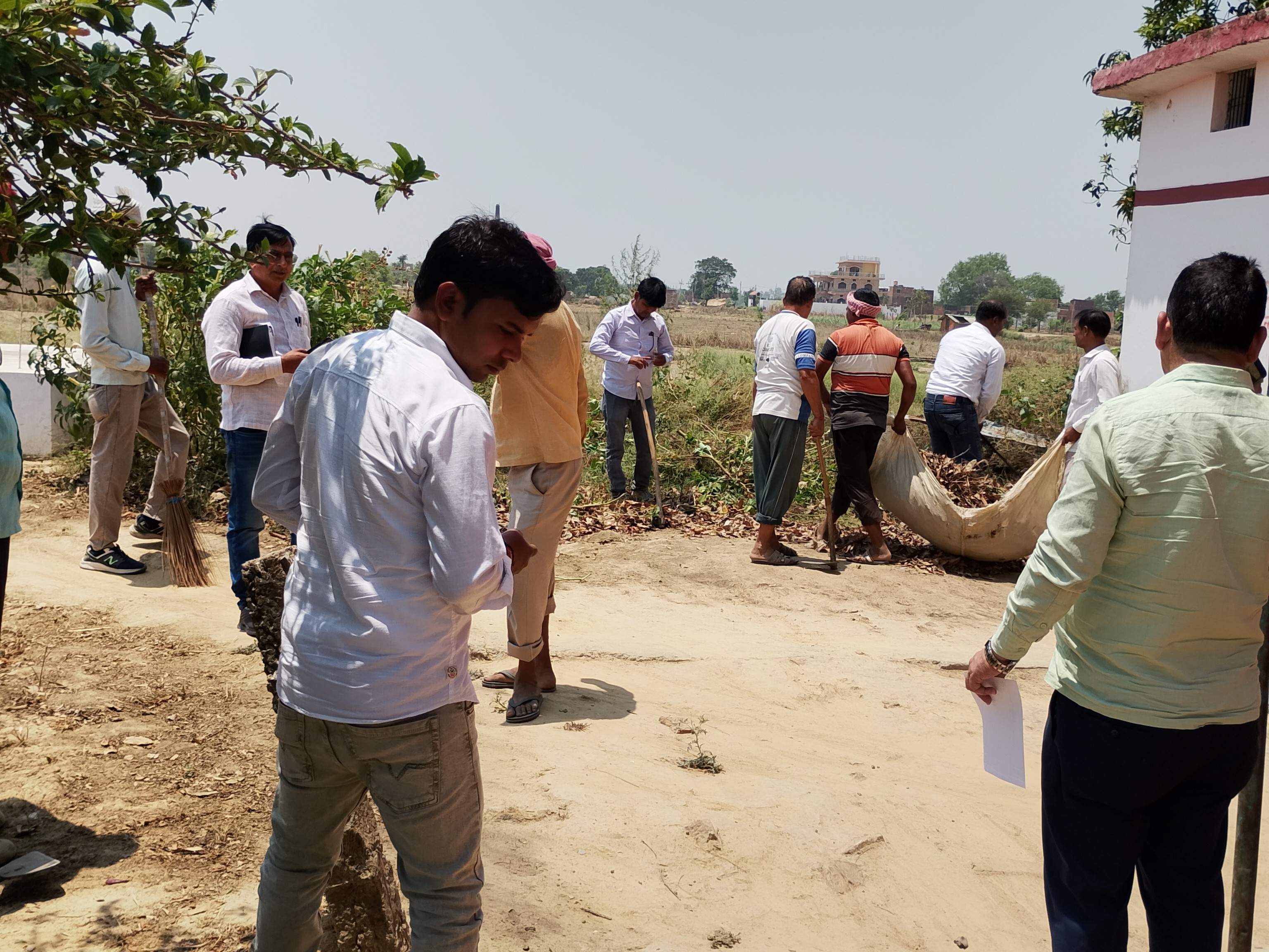 Ambedkar Nagar BDO Visits Shiv Mandir for Rudrabhishek Prep