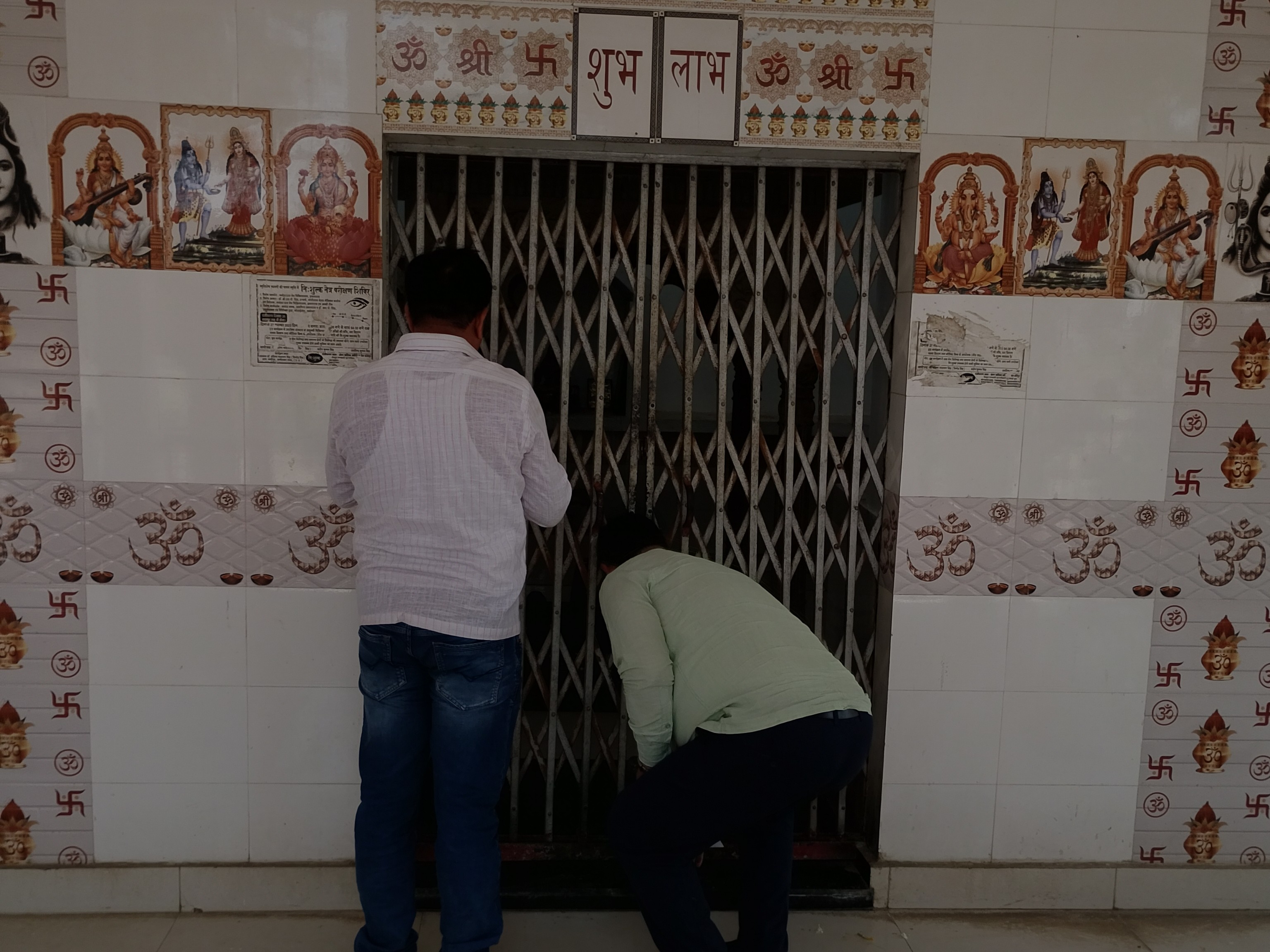Ambedkar Nagar BDO Visits Shiv Mandir for Rudrabhishek Prep