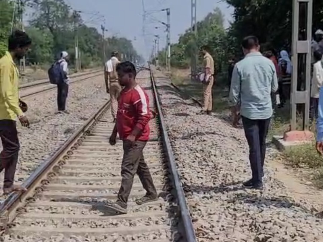 UP Woman Dead Body Found Railway Track Bhaluahi | Police Investigate