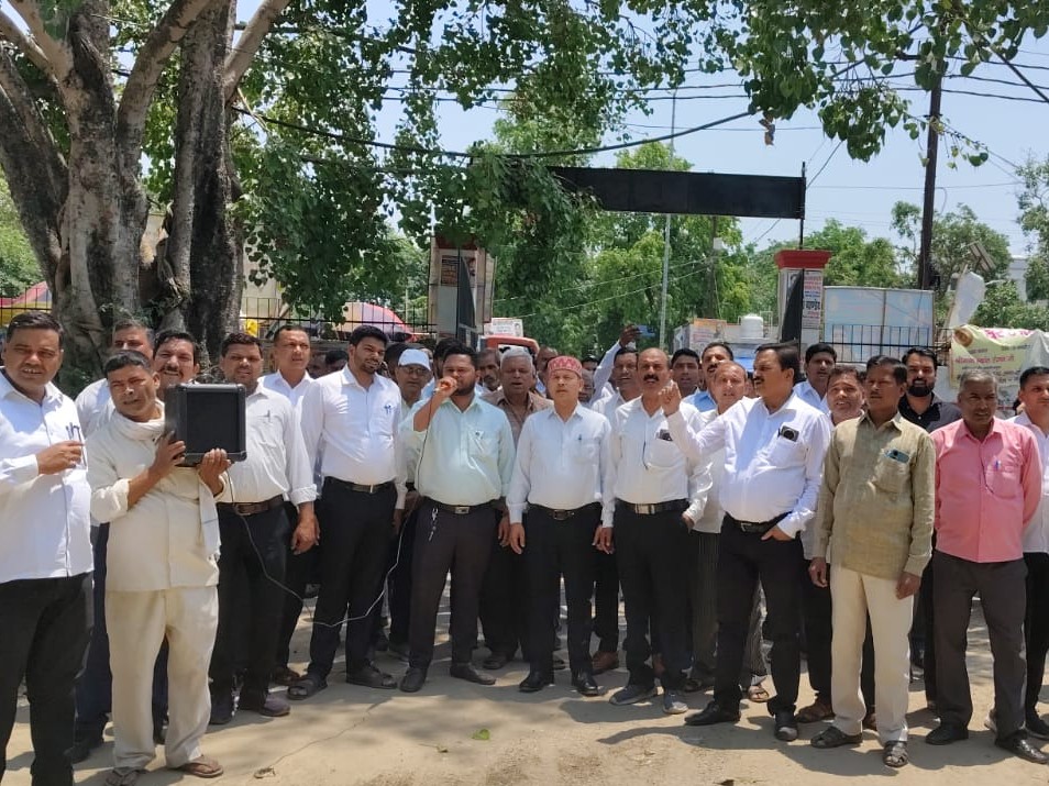 Kaiserganj Advocates Boycott Court Over Corruption | Judicial Chaos Protest