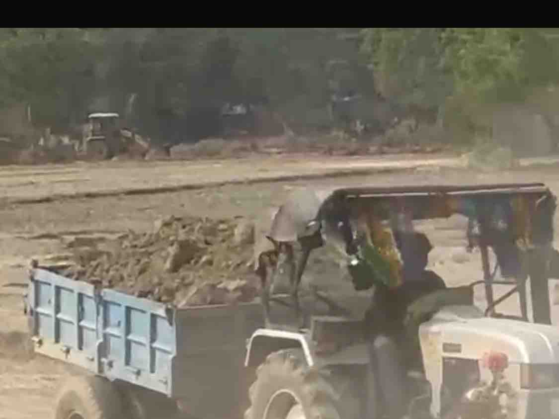 Azamgarh Nizamabad Illegal Soil Mining | JCB Tractor Mafia Loot ...