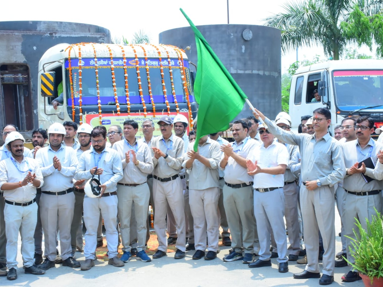 Ambedkar Nagar BHEL Dispatches 800 MW TG Stator Frame & Vande Bharat ...