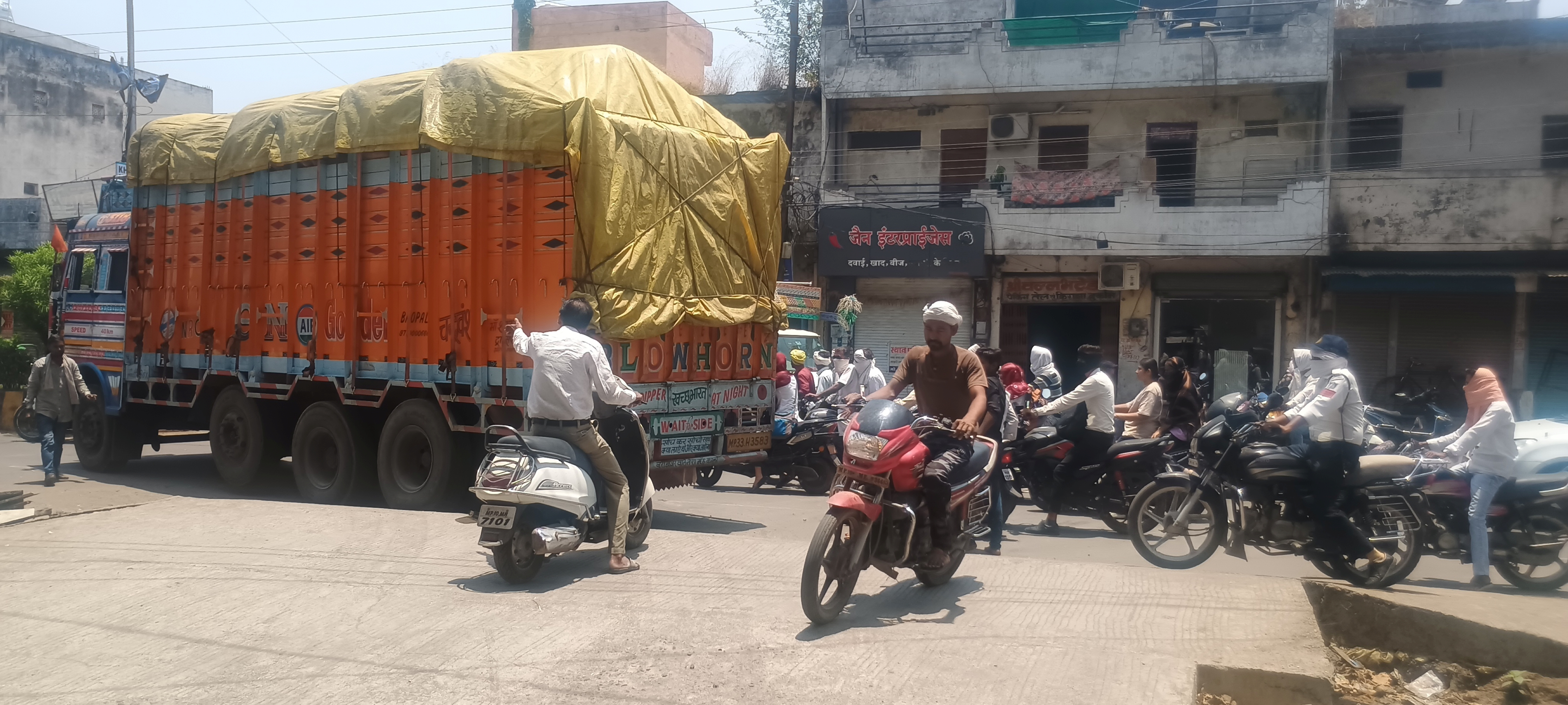 Construction at Bistan Road Mandi Gate has become a problem.