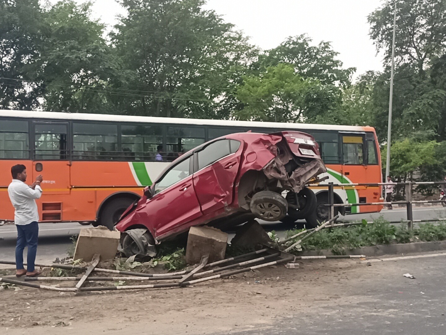 Shahjahanpur Tilhar Accident | Uncontrolled Car Hits Divider, One Injured